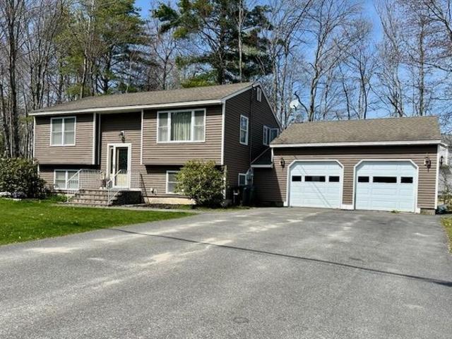 69 Barrows Dr, Topsham, ME 04086