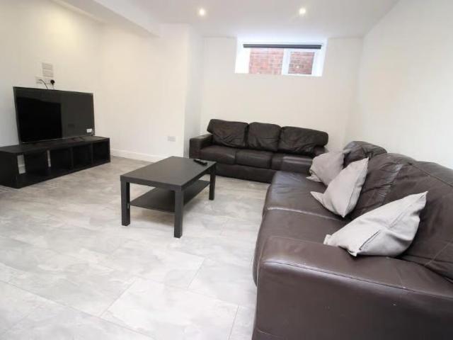 69 Cardigan Lane, Burley, Leeds LS4 6 bed terraced house to rent £3,172 pcm £732 pw