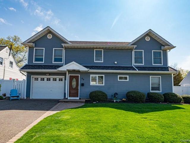 69 Chimney Ln, Levittown, NY 11756
