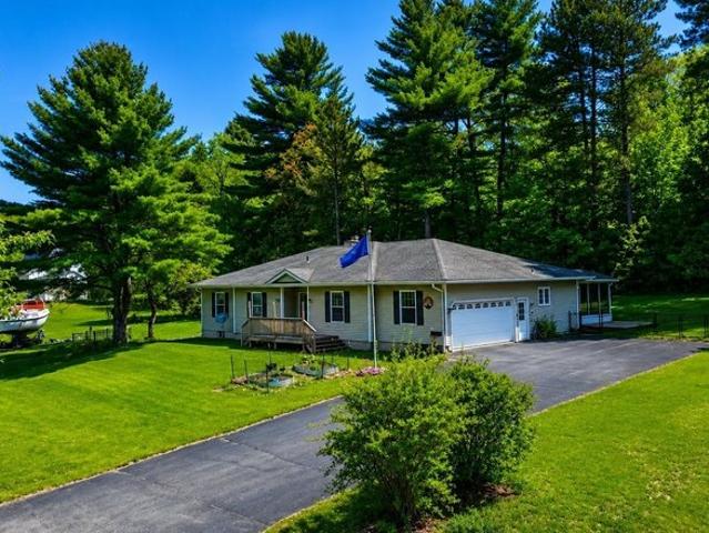 69 Edgewood Dr, Newport City, VT 05855