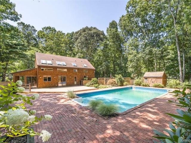69 Glenview Dr, Southampton, NY 11968