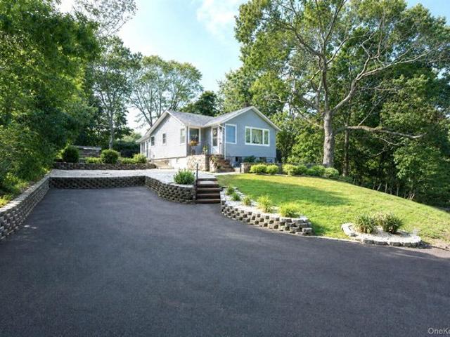 69 Hill Dr, Riverhead, NY 11901
