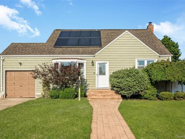 69 Louis Dr, Farmingdale, NY 11735