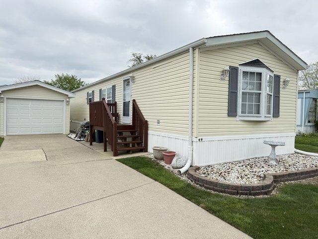 69 Meadowlark Ln, Beecher, IL 60401