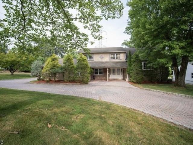 69 Ridge Dr, Livingston, NJ 07039