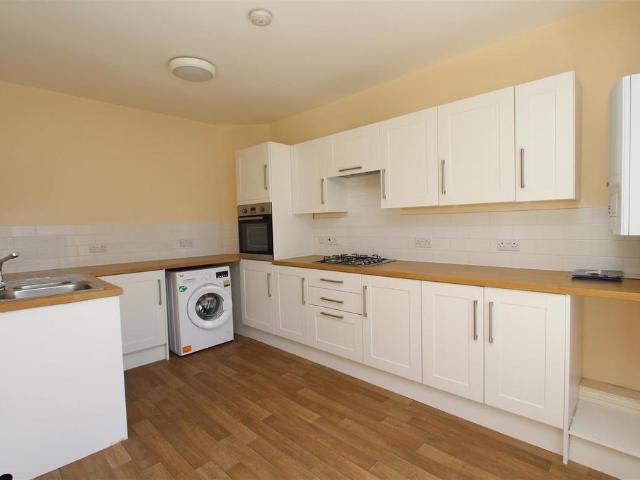 69A High Street, Keynsham, Bristol 2 bed flat to rent £1,150 pcm £265 pw