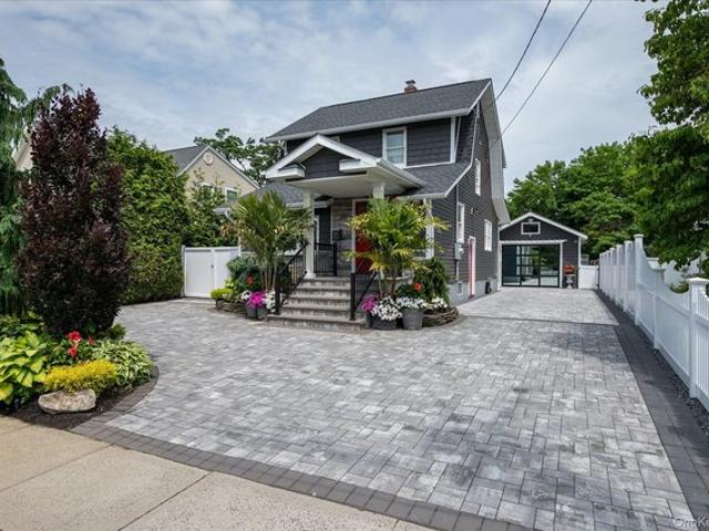 6 Marlboro Pl, Bellmore, NY 11710
