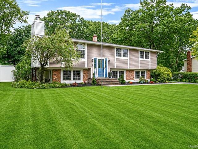 6 Mayflower Ln, East Setauket, NY 11733