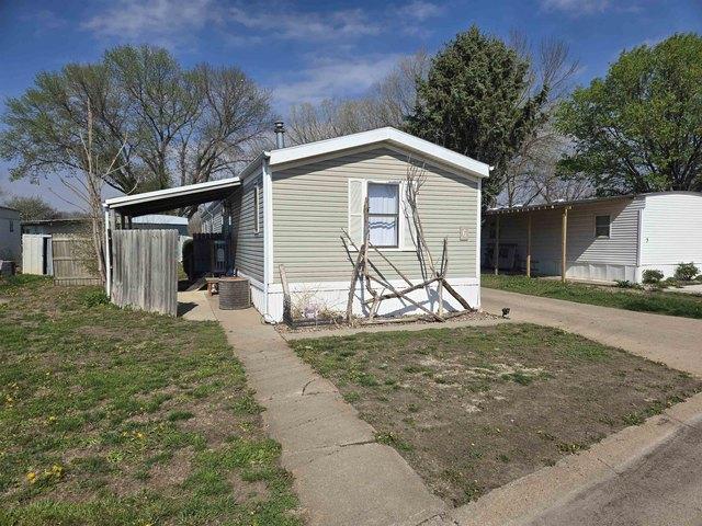 6 Maywood Dr, Hastings, NE 68901