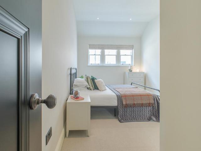 6 Moor Grange, 40 Moor Road. 2 bed apartment to rent £1,750 pcm £404 pw