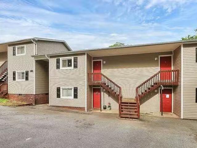 6 MONTH LEASE 2BD/2BA Unit in Newton 1326 N Frye Ave #E