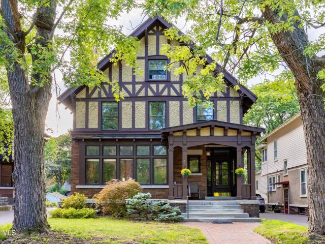 6 Morris Avenue