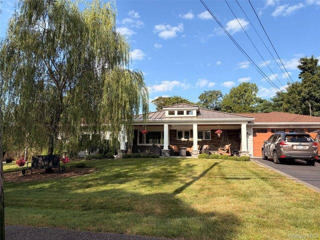 6 N Howells Point Rd, Bellport village, NY 11713