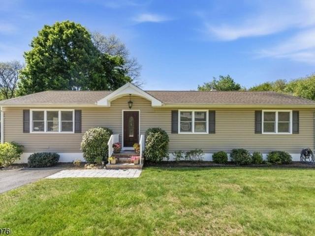 6 Oak Dr, Randolph, NJ 07869