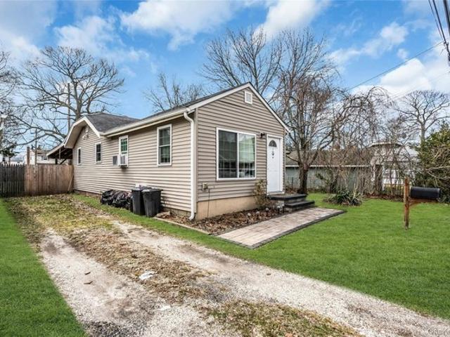 6 Oakwood Ave, Ronkonkoma, NY 11779