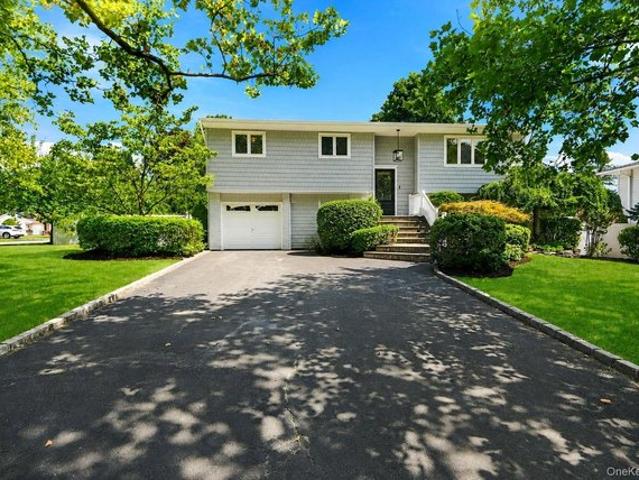 6 Oatley Pl, Commack, NY 11725