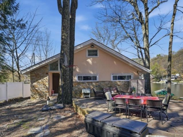 6 Oneida Ave