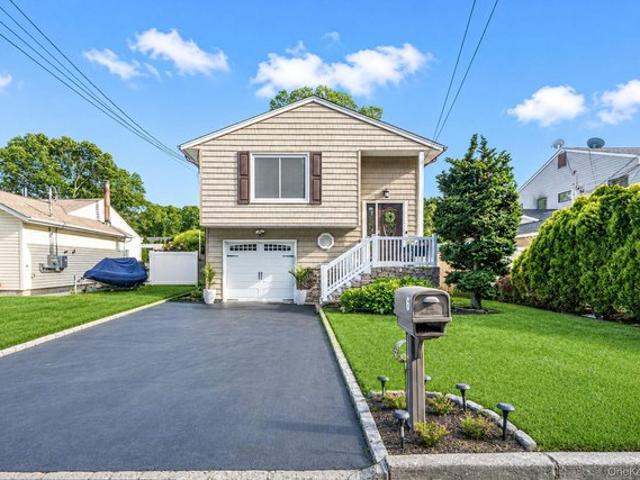 6 Atlantic St, Holtsville, NY 11742