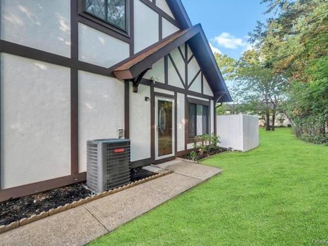 6 Amesworth Ct, Middle Island, NY 11953