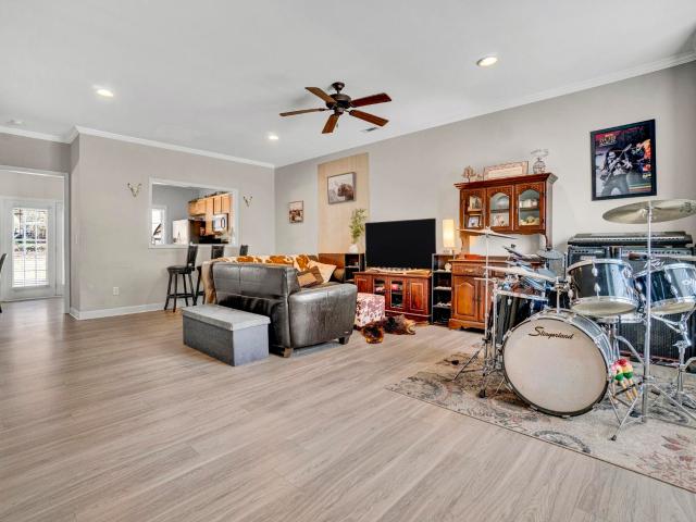 6 Amity Lane