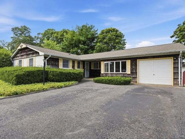 6 Budenos Dr, Sayville, NY 11782