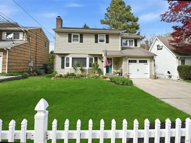 6 Butler Pl, Northport, NY 11768