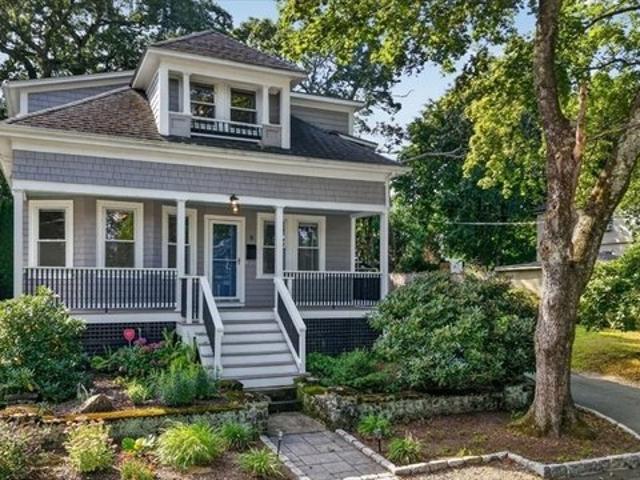 6 Ball St, Dartmouth, MA 02747