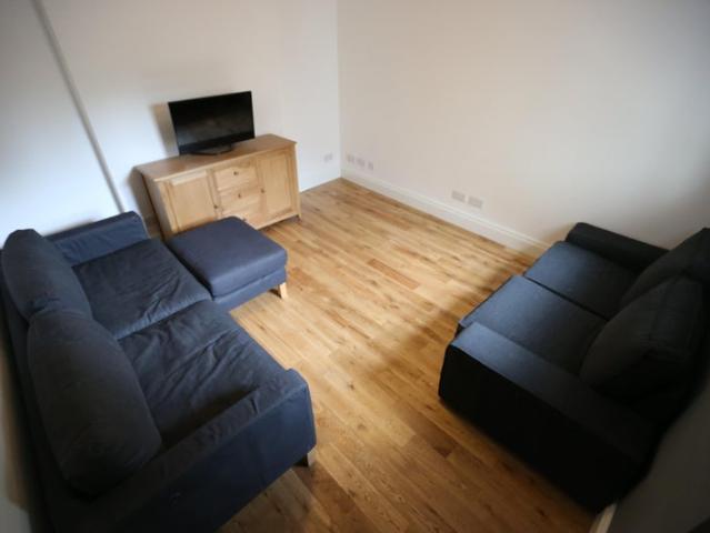 6 bed/6 Bathroom House with extra reception space