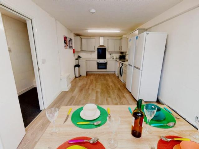 6 Bed, 1 Bath