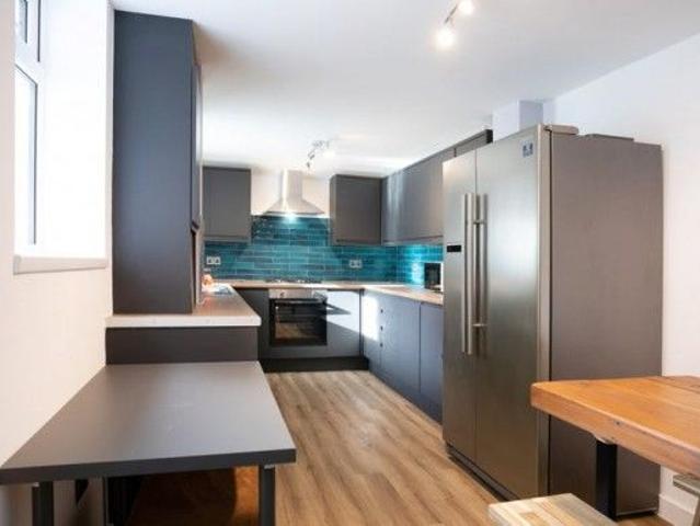 6 Bed, 3 Bath Available Sept 24!