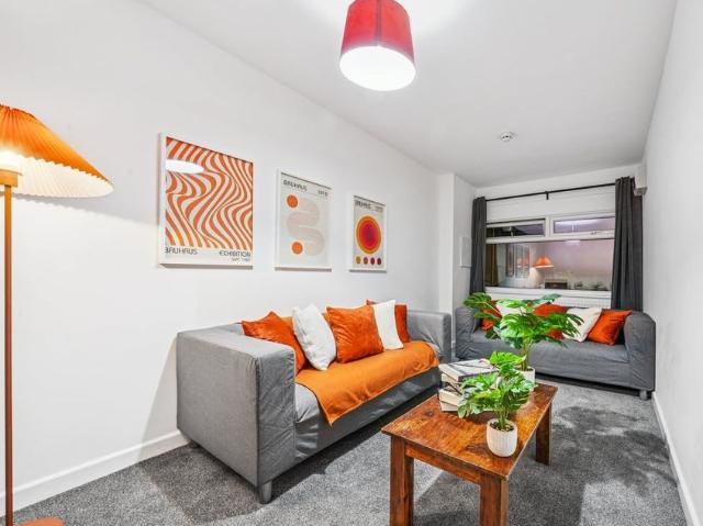 6 Bed Terraced House, Timber Dene, BS16