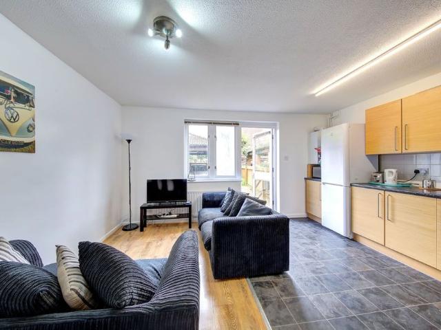 6 Bed Terraced House, Manchester Road, E14