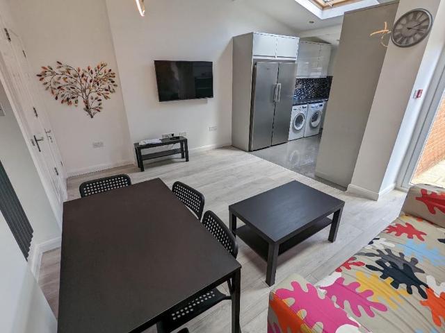 6 Bed Terraced House, Palmer Park Avenue, RG6