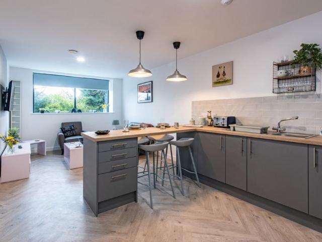 6 bed Apartment for Rent