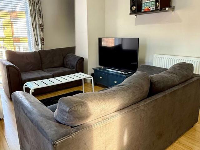 6 bed Apartment for Rent