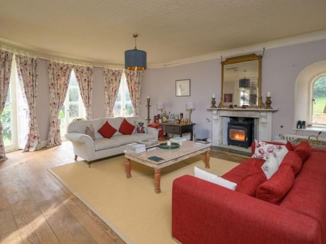 6 bed Detached House To Let