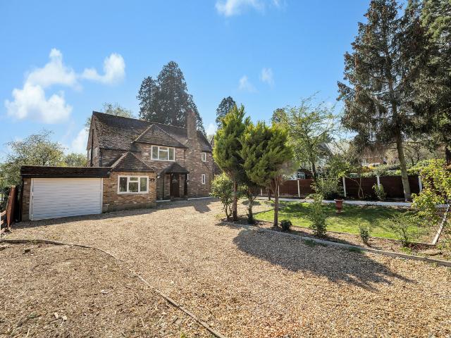 6 bed Detached House To Let