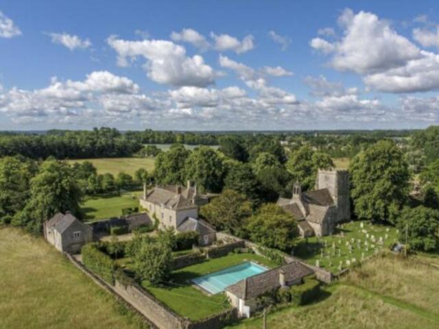6 bed Detached House To Let