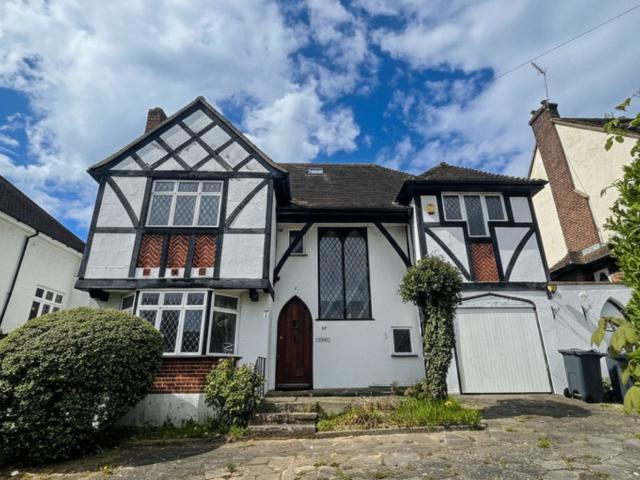 5 bed Detached House To Let