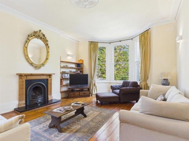 6 BED Detached house To rent