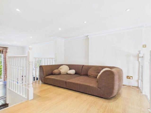 6 BED Detached house To rent