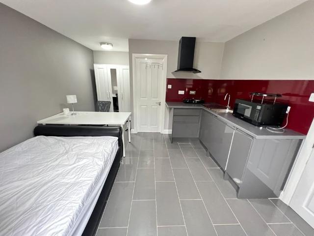 6 Bed Detached House, Charter Avenue, CV4