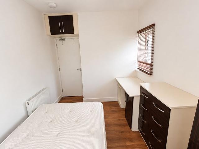 6 Bed End Terrace, Lincoln Road, RG2