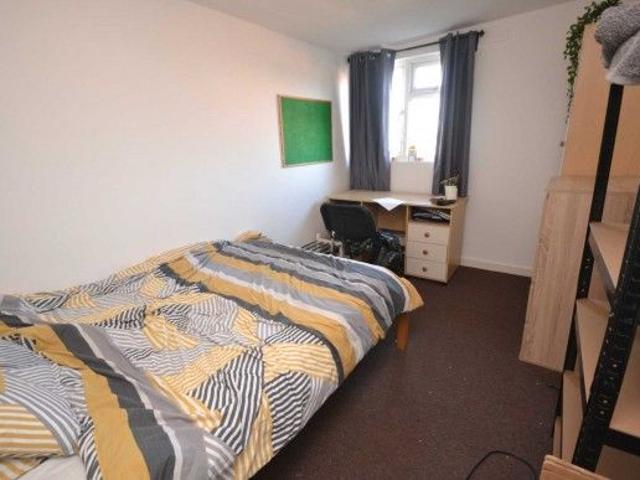 6 Bed Grange Avenue, Reading