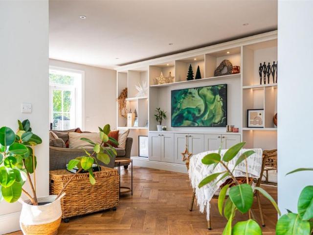 6 bed House Detached To Let