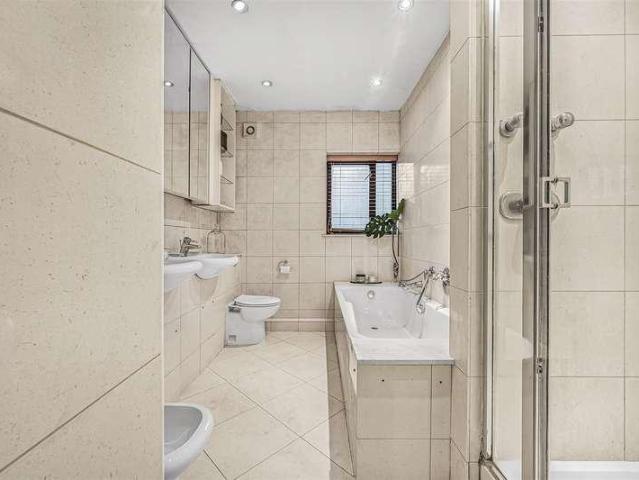 6 bed house for sale