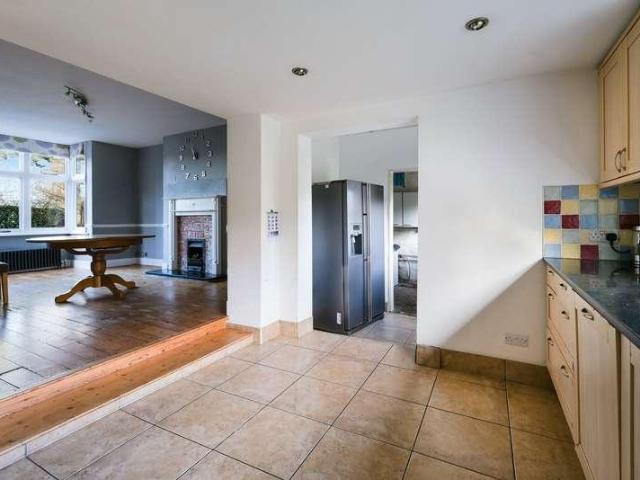 6 bed house for sale