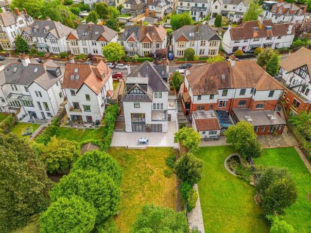 6 bed house for sale