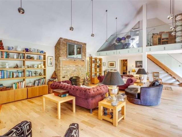 6 bed house for sale