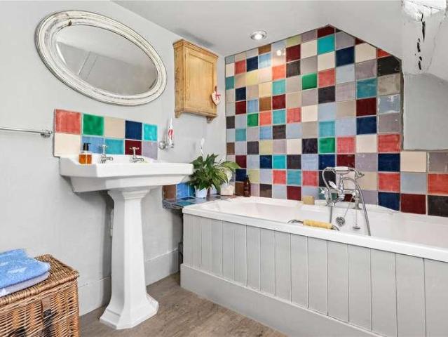 6 bed house for sale